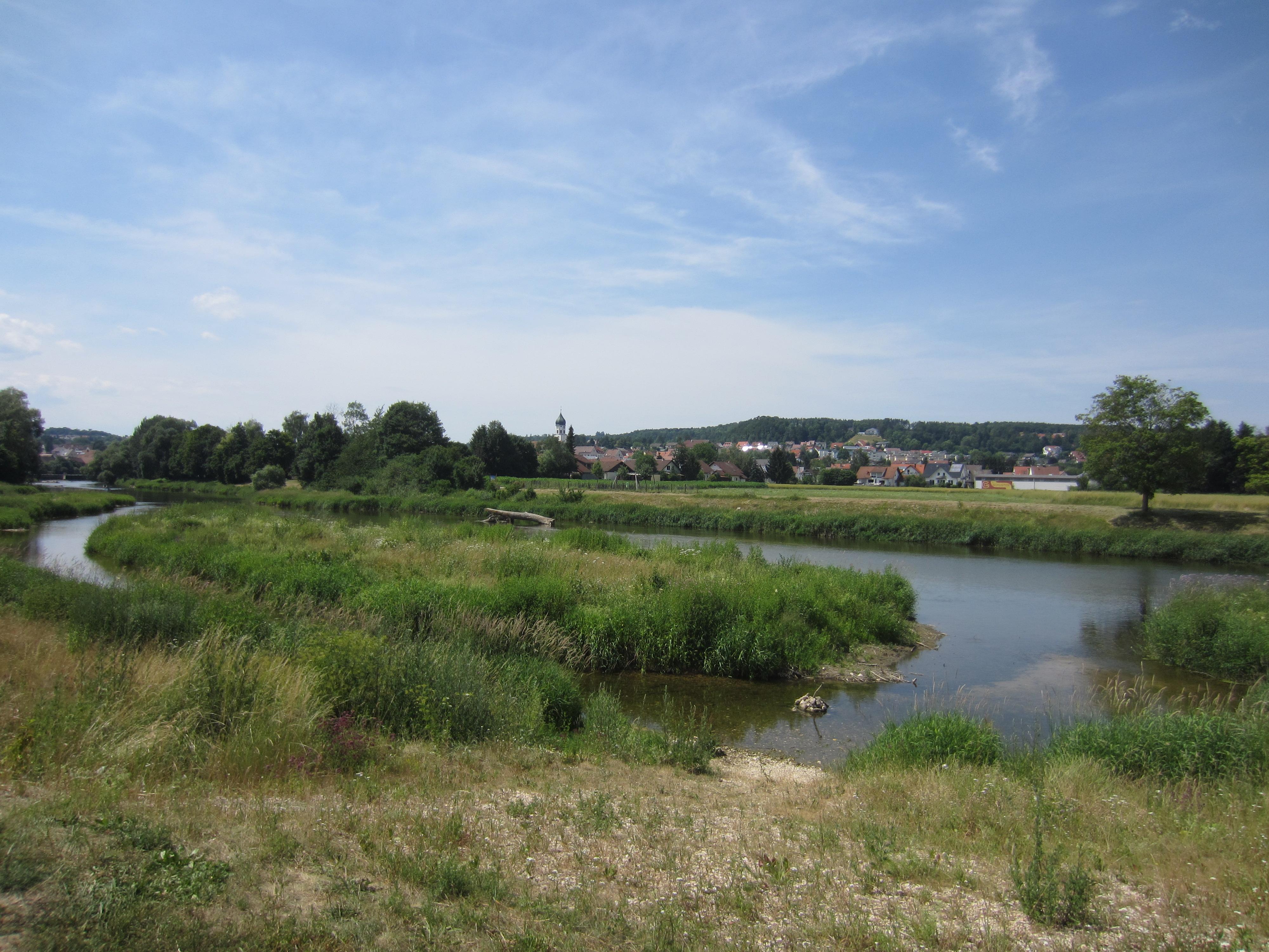 Ortsansicht von Laiz bei Sigmaringen im Vordergrund die Donau ...